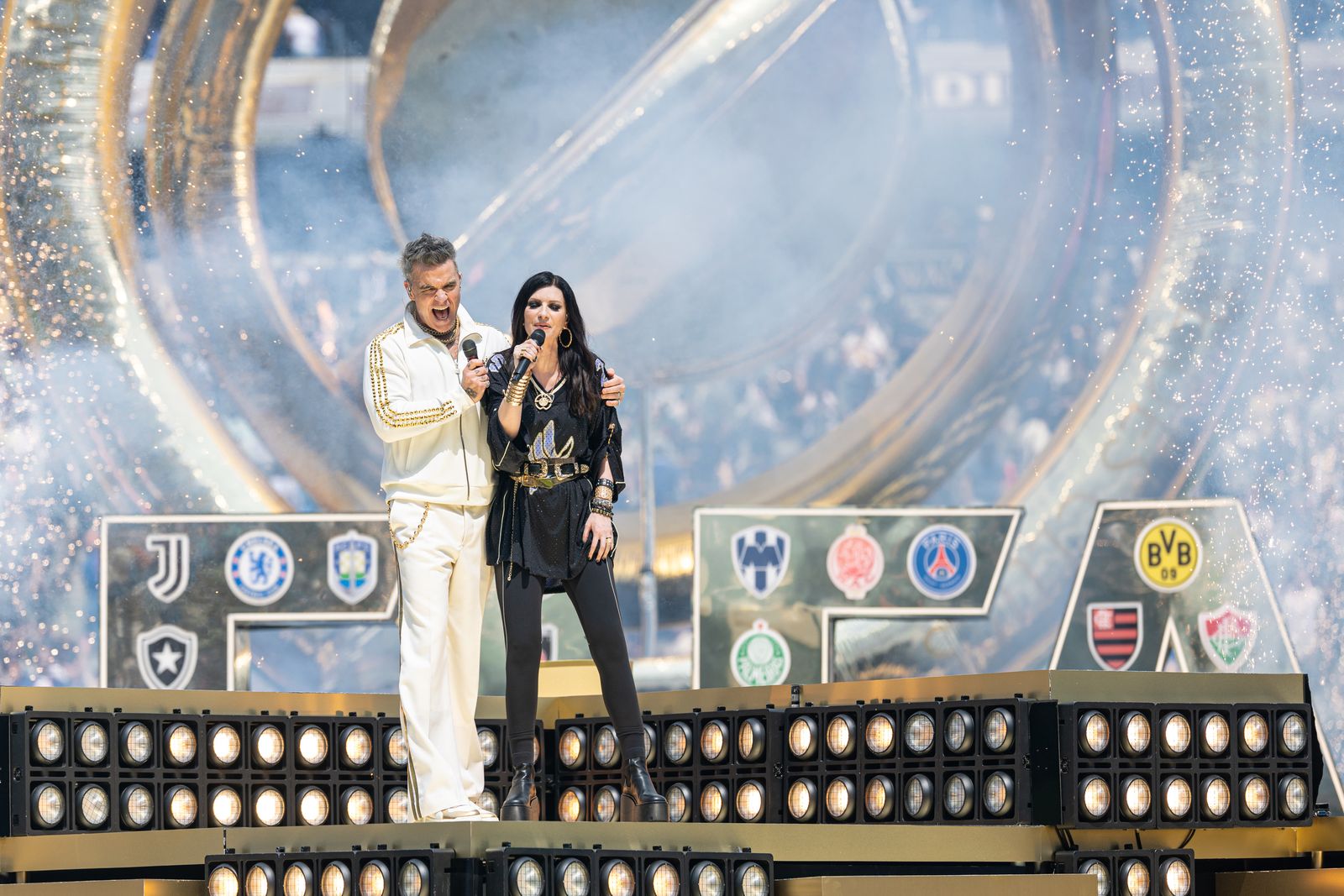Laura Pausini e Robbie Williams alla cerimonia di chiusura del Mondiale ...